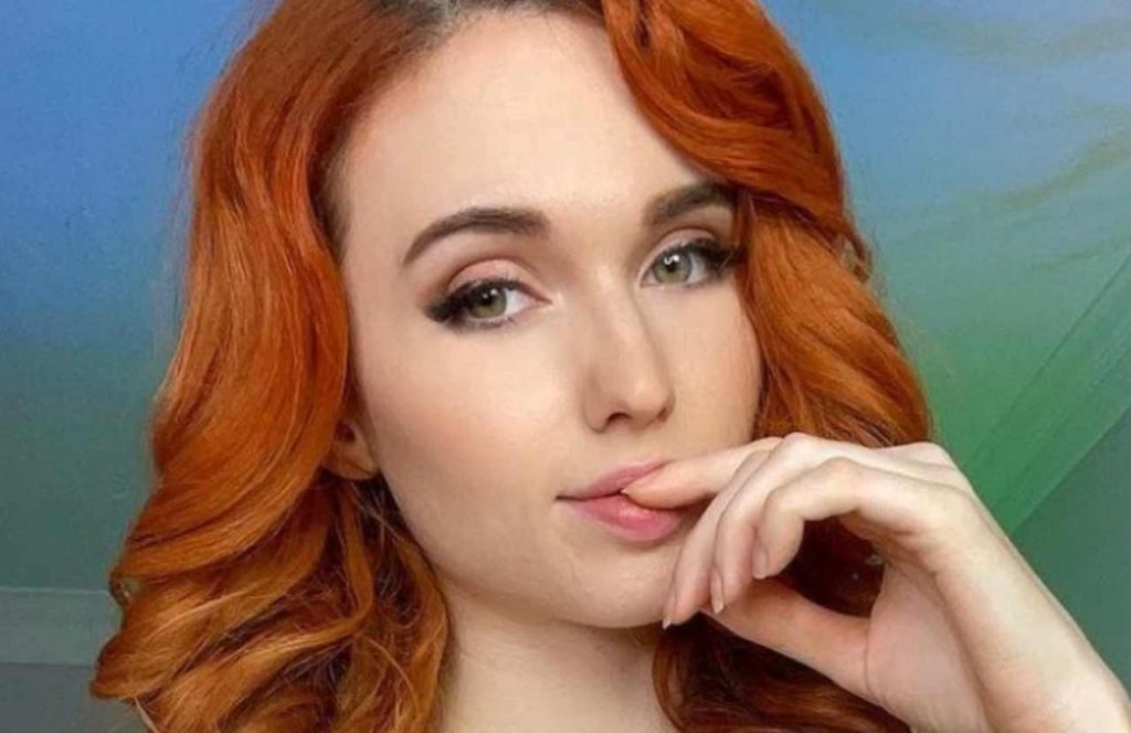 Amouranth VM18, la streamer più famosa di Twitch mai vista così, videogame a luci rosse? - News ...